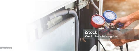 산업용 공장 에어컨을 채우고 유지 보수 실외 공기 압축기 장치를 확인하기 위한 측정 장비를 사용하는 공기 수리 정비사 에어컨에