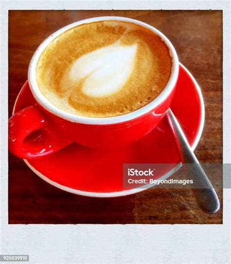 심장모양의 거품 아트와 커피에 스 프레소의 커피 순간 빨간 컵 0명에 대한 스톡 사진 및 기타 이미지 0명 기포 음료 낮