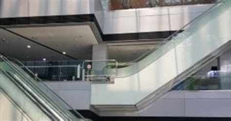 성남시청사 중앙홀 유리 구조물 파손 보수 작업 중 장비 떨어져