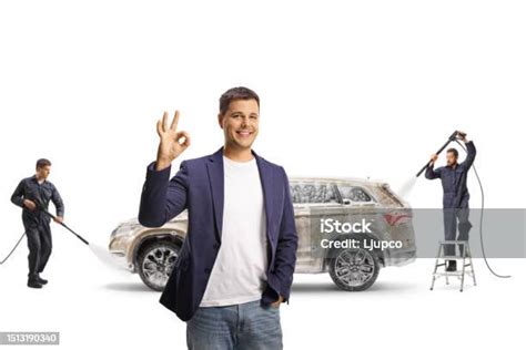 큰 표지판을 몸짓하는 남자와 고압 세척기로 Suv를 씻는 노동자들 세차장에 대한 스톡 사진 및 기타 이미지 세차장 차 고객 Istock