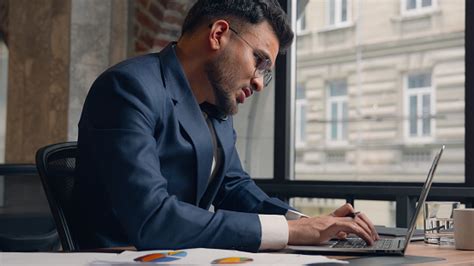스트레스 멀티 태스킹 사업가 인도 아라비아 남성 남자 짜증 고용주 관리자 컨설턴트 이야기 휴대 전화 외침 작업 노트북 문서 작성 불안한 사업가 문제 과로 사무실 Brand