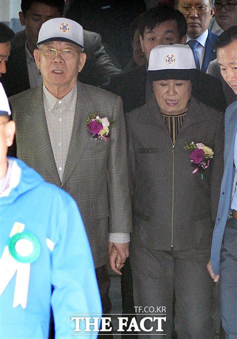 [tf클릭] 전두환 이순자 여사 손 잡고 3년 만에 모교 방문 포토 기사 더팩트