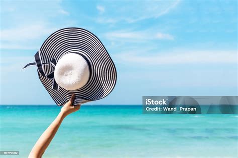 여름 여름과 휴가 휴가 푸른 하늘과 해변 배경모래 해변에 큰 패션 모자를 들고 손 여행 여성을 가까이 여름 및 여행 컨셉 고풍스런에 대한 스톡 사진 및 기타 이미지 Istock