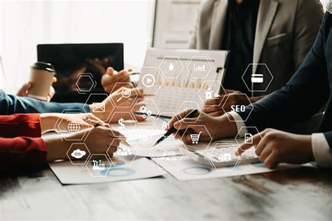 비즈니스 팀은 새로운 시작 프로젝트를 수행하는 전문 투자자를 제시합니다 디지털 태블릿 노트북 컴퓨터 재무 관리자가 가상 아이콘에서 디지털 마케팅 미디어와 만나고 있습니다 2