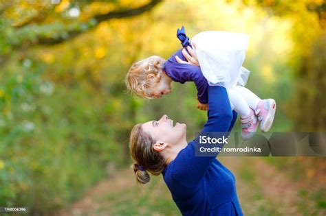 행복 한 젊은 어머니 재미 귀여운 유아 딸 가족 초상화 함께 자연과 숲에서 아름 다운 아기 소녀와 여자 작은 아이와 엄마 야외에서 포옹 사랑 본딩 2명에 대한 스톡 사진 및