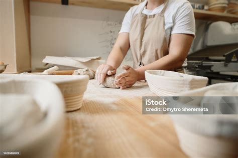 한 여성 베이커가 반죽을 반죽하고 나무 모양으로 넣습니다 베이커리 컨셉 35 39세에 대한 스톡 사진 및 기타 이미지 35 39세 건강한 생활방식 곡초류 Istock