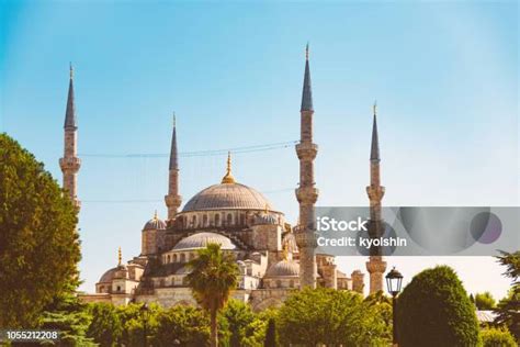 오래 되 고 아름 다운 오스만 제국 모스크 터키 이스탄불에에서 위치한 배경 및 전경에서 나무에 푸른 하늘입니다 0명에 대한 스톡 사진 및 기타 이미지 Istock