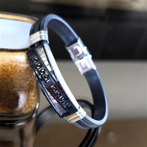 Черна гривна в 3 дължини с ефектна силиконова каишка широка 1 см с гравирана плочка 5 см от