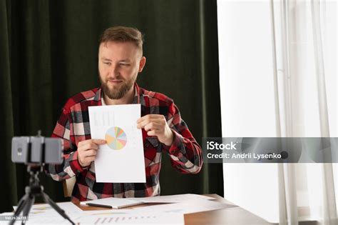 팀 작업 온라인 프로세스 새로운 스타트업 프로젝트로 작업하는 젊은 비즈니스 매니저 승무원 그래프 계획 분석 스마트폰을 이용한