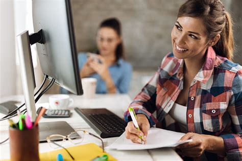사무실에서 데스크톱 Pc에서 작업하는 동안 메모를 복용 행복한 사업가 계획에 대한 스톡 사진 및 기타 이미지 계획 기업
