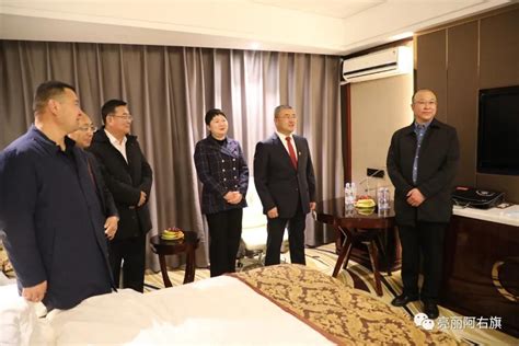 阿拉善盟行政公署 旗区新闻 刘冲霄、姜冰洁等看望慰问人大代表和政协委员