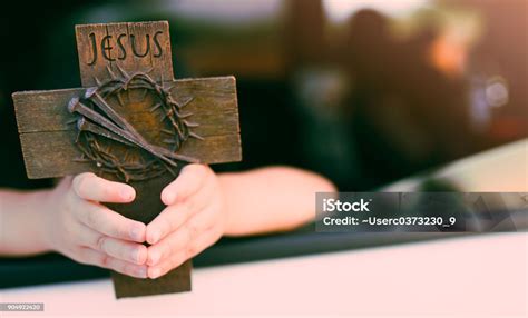 어린 소녀는 신성한 십자가 가시와 손톱의 왕관을 들고 손 부활절 좋은 금요일 개념입니다 예배 하나님 개념입니다 예수 그리스도 가시 못과 신성한 십자가의 크라운 가시에 대한