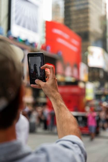 Homme Avec Smartphone Prenant Selfie Photo Gratuite