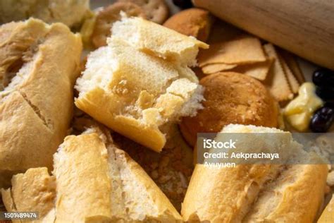 테이블 위의 다양한 빵과 베이커리 품목은 신선하고 바로 먹을 수 있습니다 0명에 대한 스톡 사진 및 기타 이미지 0명 2015년 가득 찬 Istock