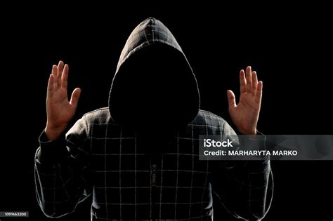 검은 배경에 얼굴 후드 남자의 실루엣 보이지 않습니다 그리고 카메라에 손바닥을 보여줍니다 형사 시크릿 신비 비밀 익명성의 개념 구별하기 힘든에 대한 스톡 사진 및 기타