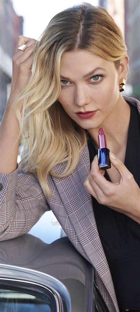 Fashion Model Karlie Kloss Applying Lipstick 2k Wallpaper Download
