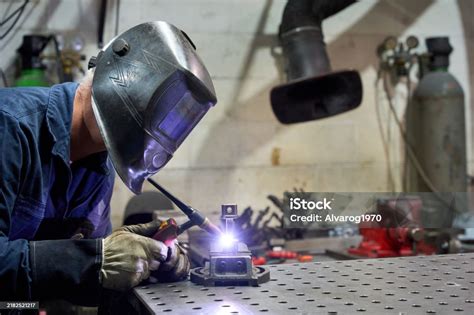 토치와 보호 장비를 사용하여 작업장에서 금속 부품을 결합하는 용접기 강철에 대한 스톡 사진 및 기타 이미지 강철 건설 산업 공예 Istock