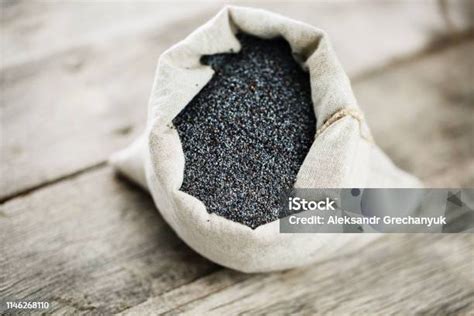 빈티지 나무 회색 배경에 삼 베 가방에 양 귀 비 씨앗 단백질과 오일이 풍부한 맛있고 유용한 씨앗 가방에 대한 스톡 사진 및 기타 이미지 Istock