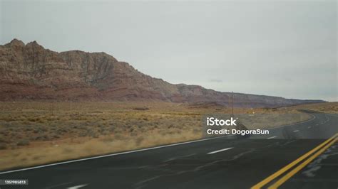 미국 애리조나 주 그랜드 캐년으로 가는 도로 여행 유타에서 자동차를 운전 국도 89호선 히치하이크 여행 미국 지역 여행 인도 땅의 야생 서쪽 평온한 분위기 자동차 앞 유리를