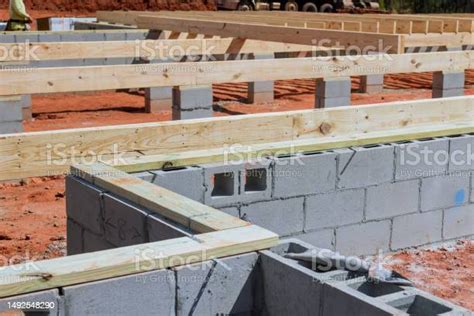 건설 현장에서는 시멘트 블록이 집의 기초를위한 벽으로 사용됩니다 0명에 대한 스톡 사진 및 기타 이미지 0명 Charitable Foundation 개발 Istock