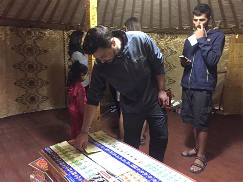 Шөнийн гэрэлт гудамжинд байрлах НАЖГ н жуулчны мэдээллийн гэр төвөөр анхны жуулчидаа хүлээн