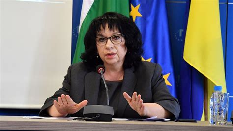 Теменужка Петкова Аз лично назначих Людмила Петкова в АДФИ и нося отговорност да не е бухалка