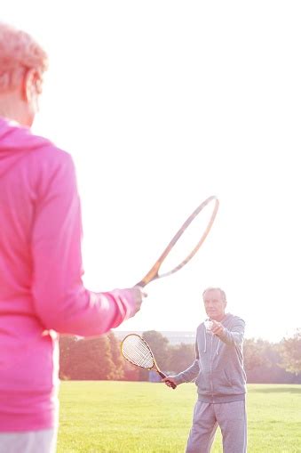 공원에서 테니스 박쥐와 배드민턴을 연주하는 시니어 남자와 여자 2명에 대한 스톡 사진 및 기타 이미지 2명 60 69세 건강한 생활방식 Istock
