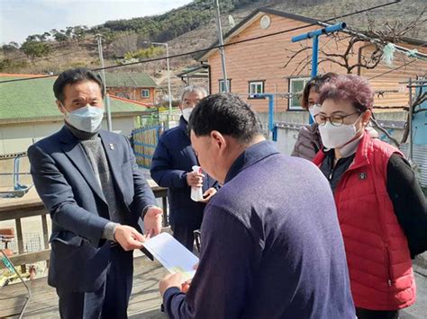 무안면지역사회보장협의체 초중학생 새학기 운동화 전달 경남신문