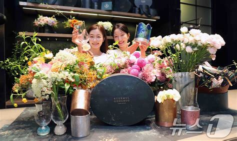신세계百 화사한 꽃과 함께 공예품 만나보세요 뉴스1