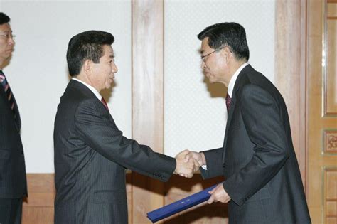 [노무현사료관] [정상명 검찰총장에게 임명장을 수여하고 기념촬영하는 노무현 대통령]