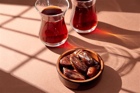 Iftar 갈색 갈색 배경 갈색 표면 건강한 간식 과일 그림자 금식 날짜 단 스낵 도자기 그릇 듀오 라마단 라이프스타일 맛 무설탕 문화 설탕