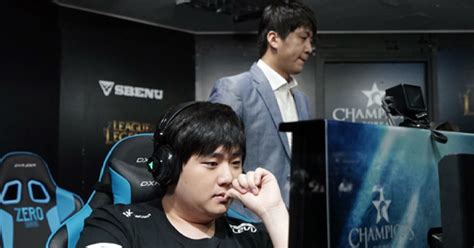 [포토]모니터를 응시하는 Sk텔레콤 T1 뱅 배준식