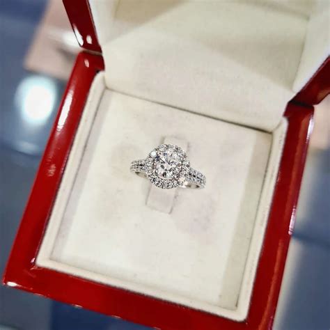 📣📣 แหวนเพชรล้อม ยอด80ตังค์ ก้านฝังเพชรแถวคู่ครับ วงนี้ใครชอบงานดูเพชรเต็มๆ อลังๆ แนะนำครับผม