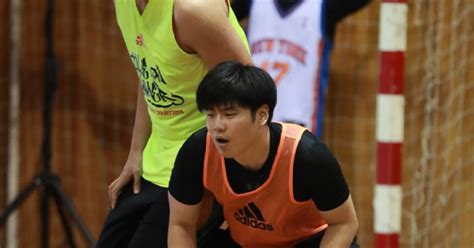 페인트 존을 내주지 않기 위한 자리 다툼