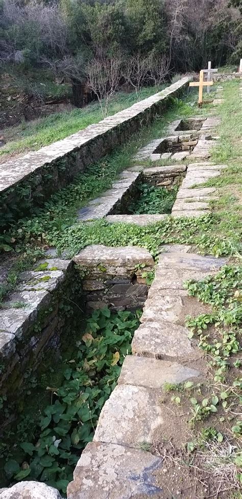 Το κοιμητήριο της ΙΕΡΑΣ ΜΟΝΗΣ Μονοπατια στο ΑΓΙΟ ΟΡΟΣ