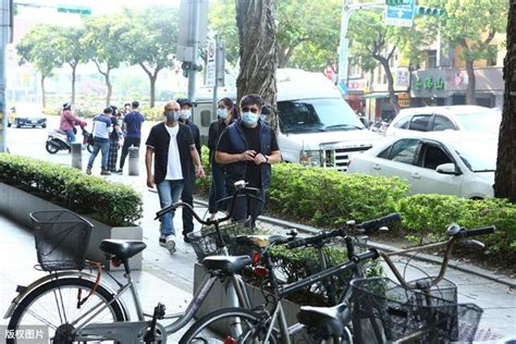 刘真灵堂哭成一片，老公辛龙两天现身不换衣服不发一语难掩悲痛 搜狐大视野 搜狐新闻