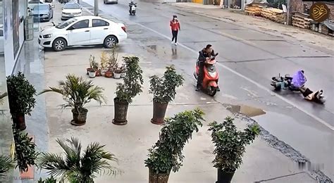 زمین خوردن زن موتورسوار و رفتار عجیب مردم را ببینید آی زندگی