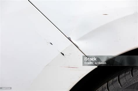 사고 후 움푹 들어간 곳이 있는 자동차 펜더 자동차 차체 충돌 수리 자동차 보험료 및 청구 개념 0명에 대한 스톡 사진 및 기타 이미지 Istock