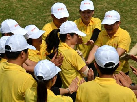 团队信任游戏风中劲草又名信任不倒翁 游戏规则及操作说明 图文 拓展训练项目大全