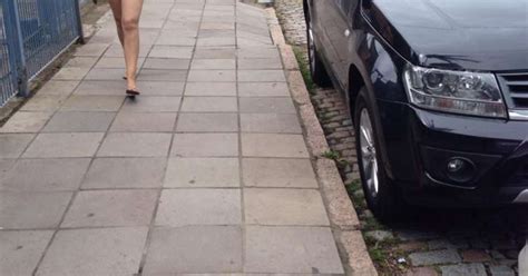 Mulher Pelada Circula Pelas Ruas Do Centro De Porto Alegre