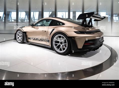 Ein Porsche 911 Gt3 Rs Wird Im Porsche Museum Ausgestellt Stuttgart