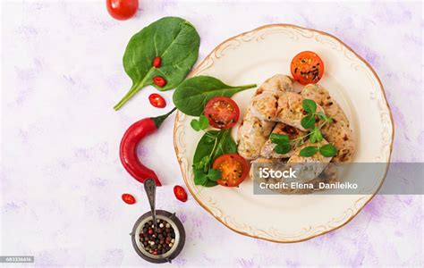 터키 등심과 버섯에서 소 하 세 식이 지 플랫이 하다 상위 뷰 고기에 대한 스톡 사진 및 기타 이미지 고기 고명 굽기 Istock