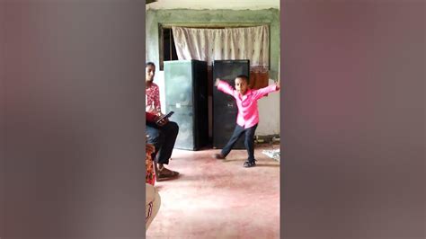 ඇදුම් ගලවන් නටන කෙල්ලන්ට එන ලයික් මේ පුංචි ලමයාට එයිද කියලා බලමු 😊😘😘 ️