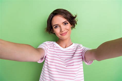 셀카 근접 촬영 사진 젊고 화려 예쁜 귀여운 소녀 홀드 카메라 Videoblog 웃고있는 좋은 기분 인기 절연 녹색 배경에 고립 25 29세에 대한 스톡 사진 및 기타