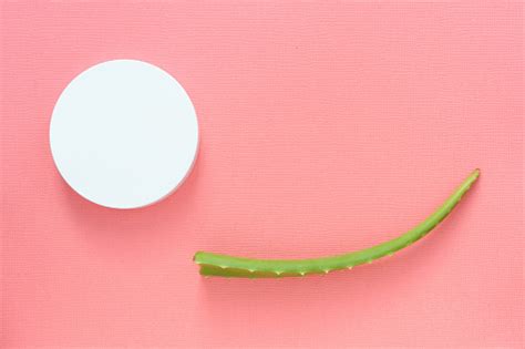 알로에 베라의 신선한 잎과 분홍색 배경에 크림의 흰색 항아리의 상단 보기 천연 성분이 있는 유기농 화장품 플랫 레이 복사 공간 건강관리와 의술에 대한 스톡 사진 및 기타