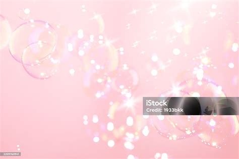 아름 다운 반짝이는 분홍색 비누 방울이 공중에 떠 있습니다 축하 축제 배경 신선도 비누 거품은 물을 거품으로 만듭니다 핑크와 화이트 그라데이션 질감 추상적인 배경 0명에