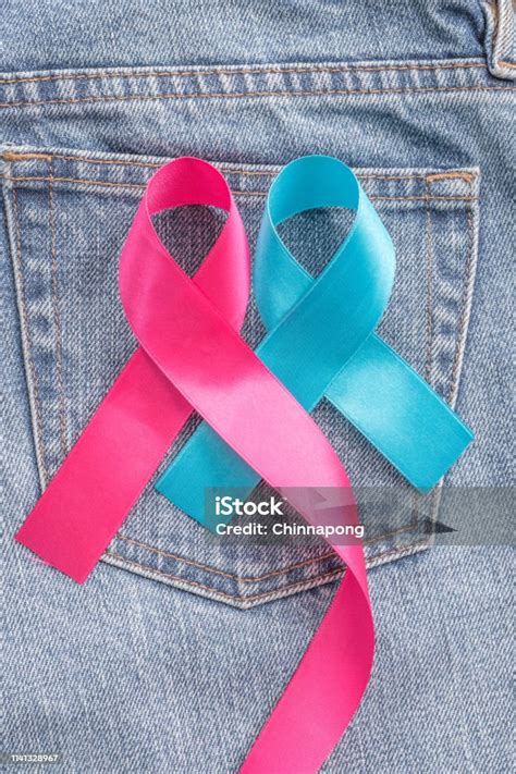 여자의 분홍색과 남자의 물색 전립선 암 데님 청바지 포켓 직물에 대 한 인식 유방암 캠페인에 대한 스톡 사진 및 기타 이미지 유방암 캠페인 11월 파란색 Istock
