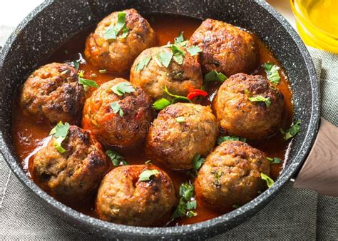 Bolas De Carne En Salsa De Tomate En Un Sartén Imagen De Archivo Imagen De Cocina Fondo