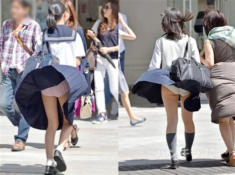 風チラでパンツ丸見えのJK達が焦ったエロ画像 パンチラ