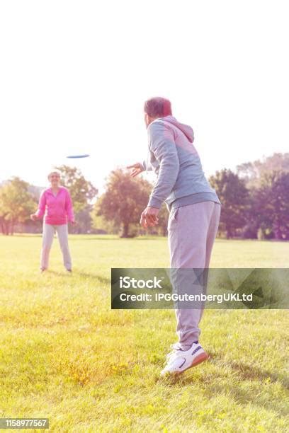 공원에서 비행 디스크와 함께 재생 하는 수석 부부의 전체 길이 2명에 대한 스톡 사진 및 기타 이미지 2명 60 69세 건강한 생활방식 Istock